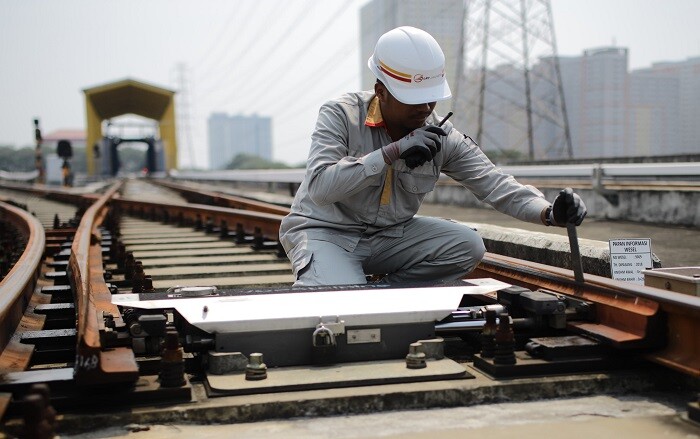Pengecekan Arus Listrik pada Trek Light Rail Transit Kelapa Gading ...